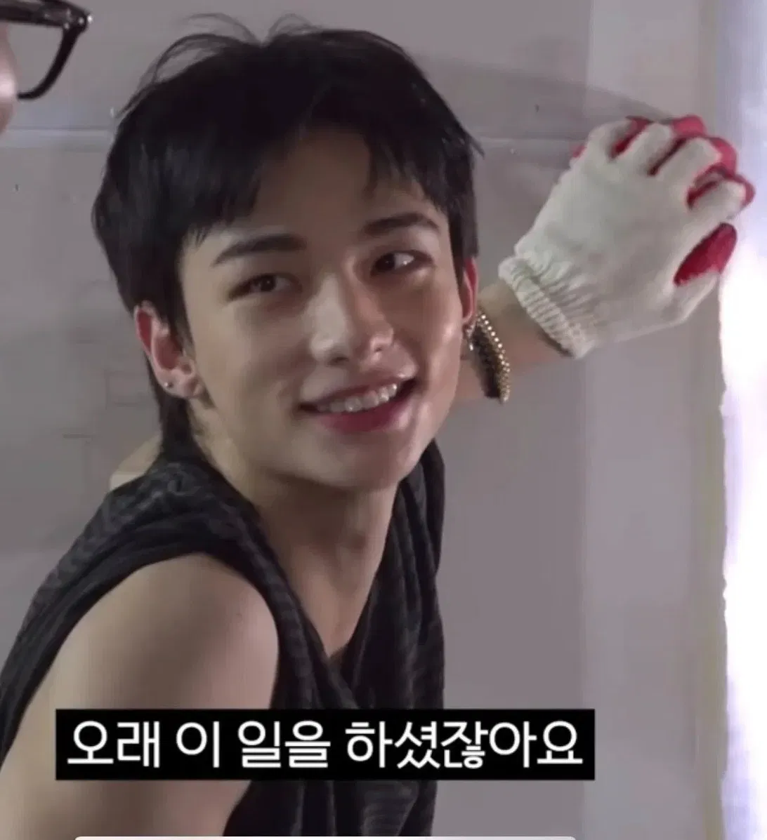 Character - Hwang Hyunjin - Helping hand